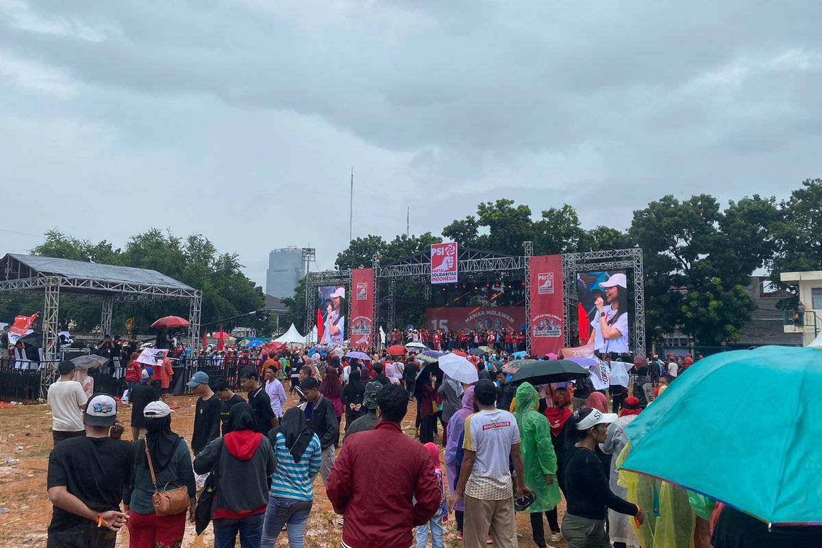 Kampanye Akbar PSI di Kedoya, Pendukung Hujan-hujanan Sambil Berjoget ...