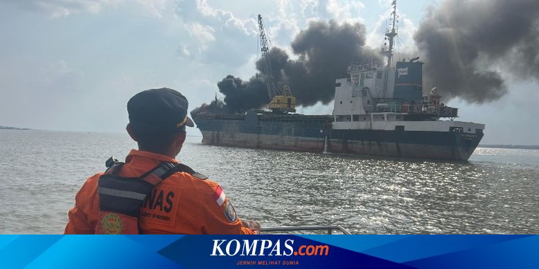 Kapal Tanker Bermuatan Sagu Terbakar di Kepulauan Meranti Riau