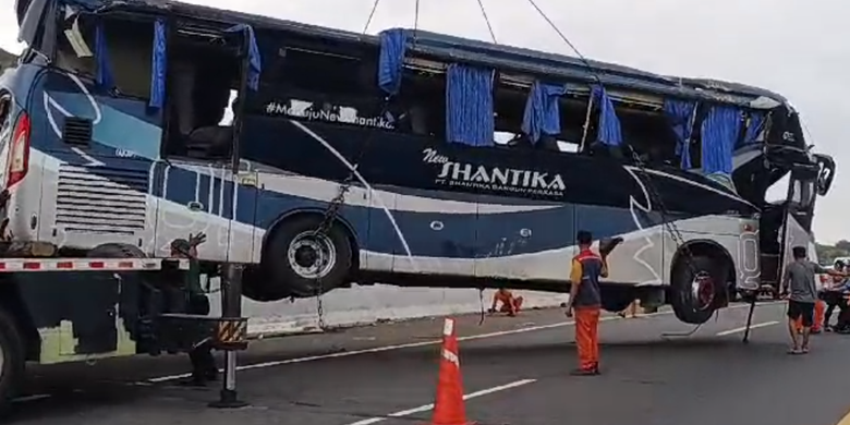 Berita Harian Kecelakaan Bus Shantika Di Jalan Tol Pemalang Terbaru ...