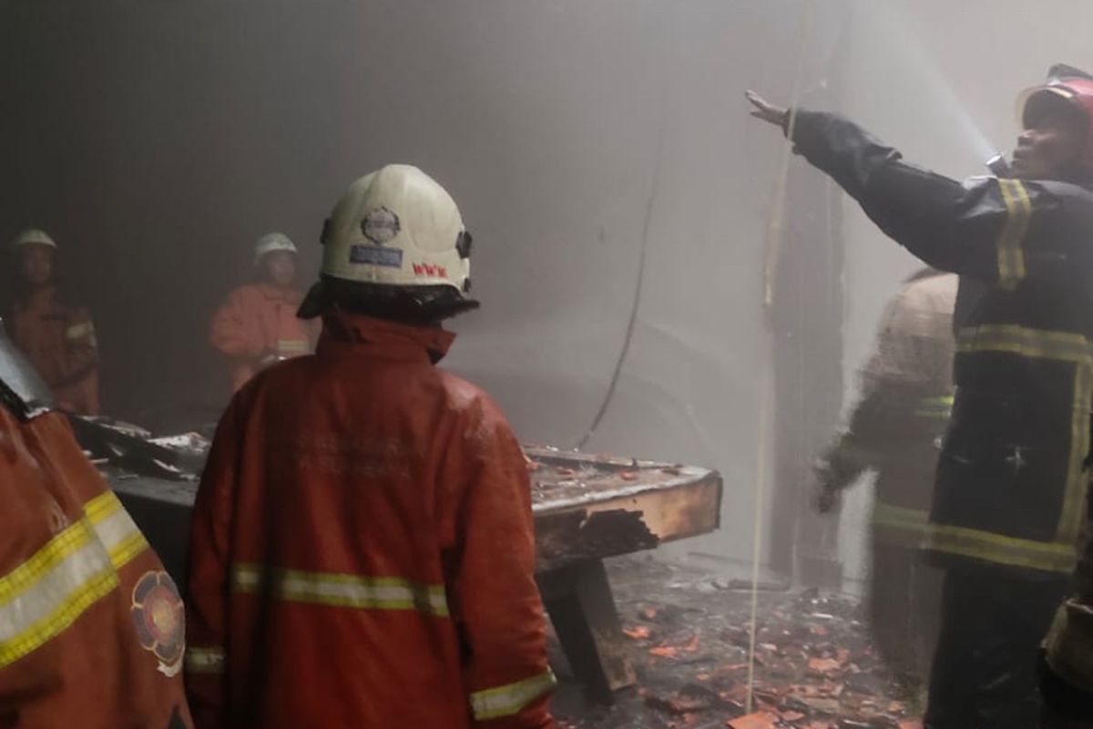 Tempat Biliar di Surabaya Terbakar, Api Berasal dari Ruang VIP