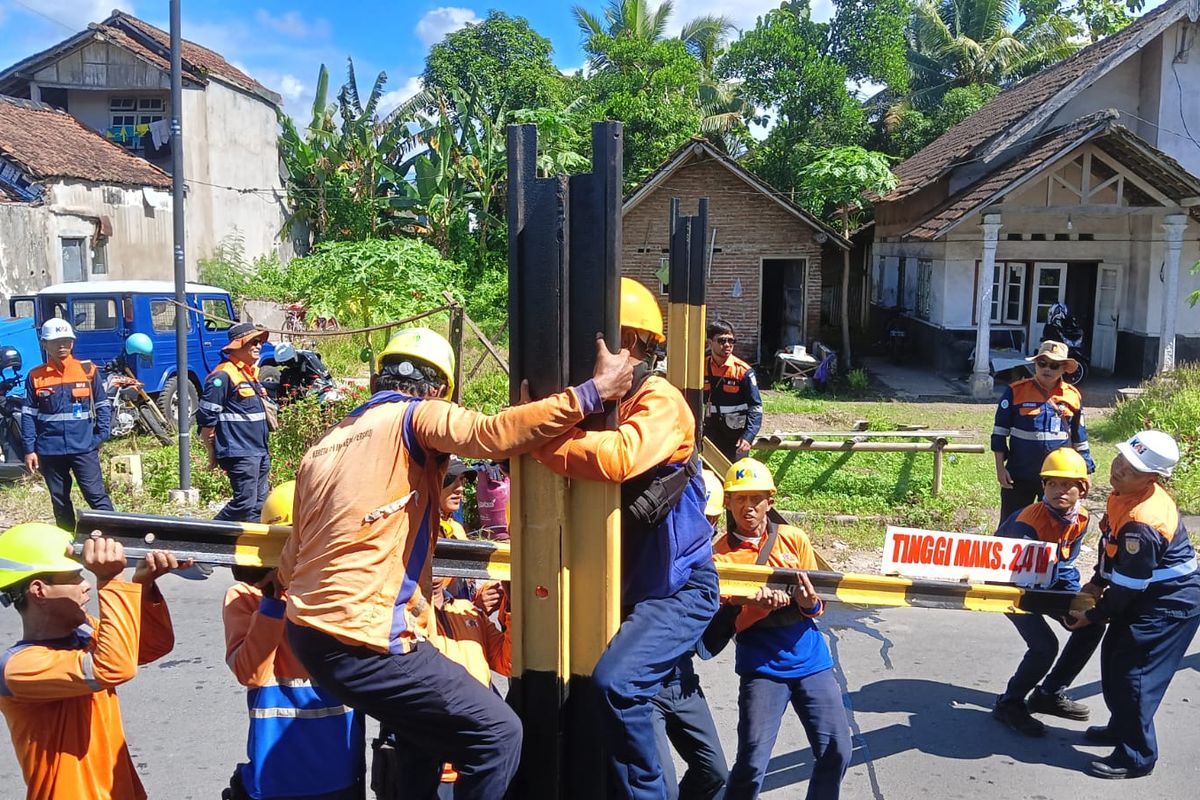 Duduk Perkara Pembongkaran Portal Dimensi KAI di Jember Setelah Tiga Hari Dipasang