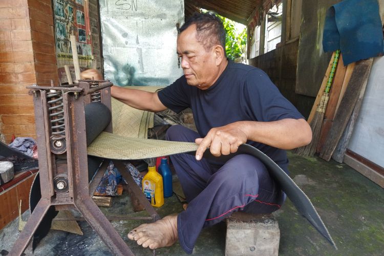 Foto : Melihat Produksi Upanat, Sandal Khusus untuk Naik ke Candi ...