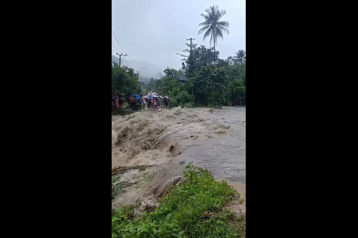 Jembatan di Polewali Mandar Putus Diterjang Banjir, Warga di Empat Dusun Terisolir
