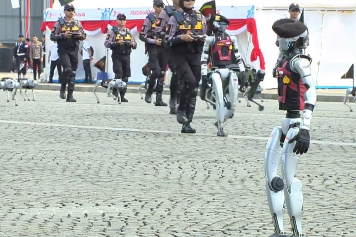 Ketika "Ropi" Si Robot Polisi Disuruh Hormat ke Prabowo...