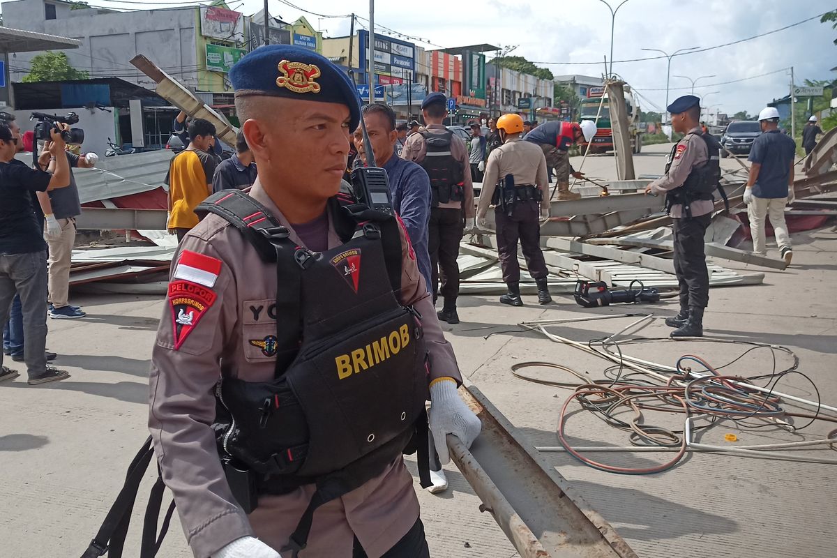 Puting Beliung Terpa Batam, Atap Baja Terbang dan Baliho Tumbang