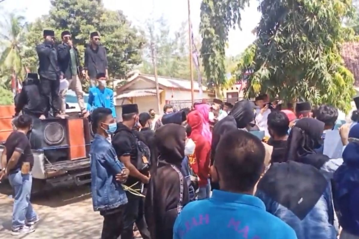 Warga Berdemonstrasi Desak Camat Mundur Usai Perintahkan Kades Curi Sapi