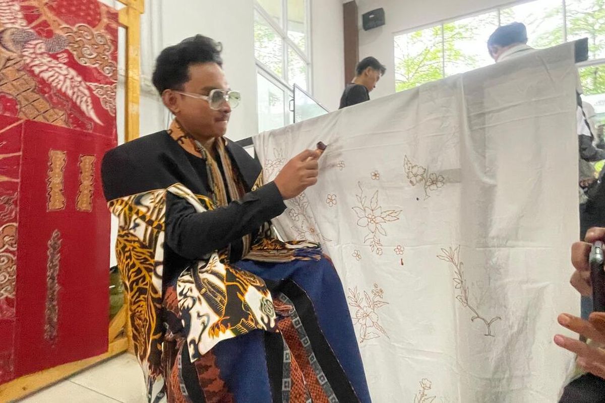 Menenun Aksara di Kain: Semangat Veby Wibisana Hidupkan Batik Sunda