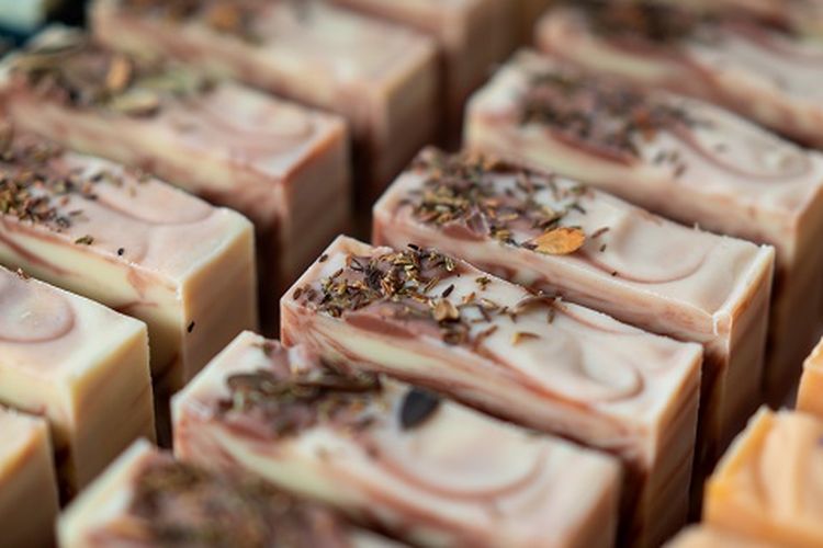 Simak, Ini Perbedaan Sabun Natural dan Sabun Komersial