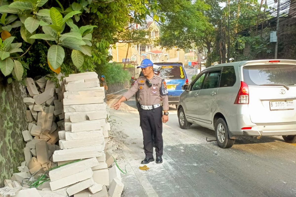 Tak Kuat Menanjak, Truk Bermuatan Hebel Terperosok ke Got di Sawangan