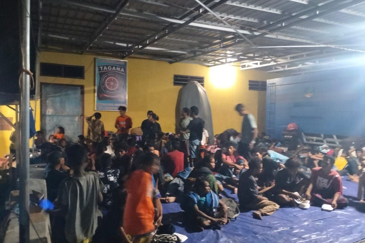 Dinsos Bima Bangun Dapur Umum untuk 238 Warga Sumba yang Mengungsi