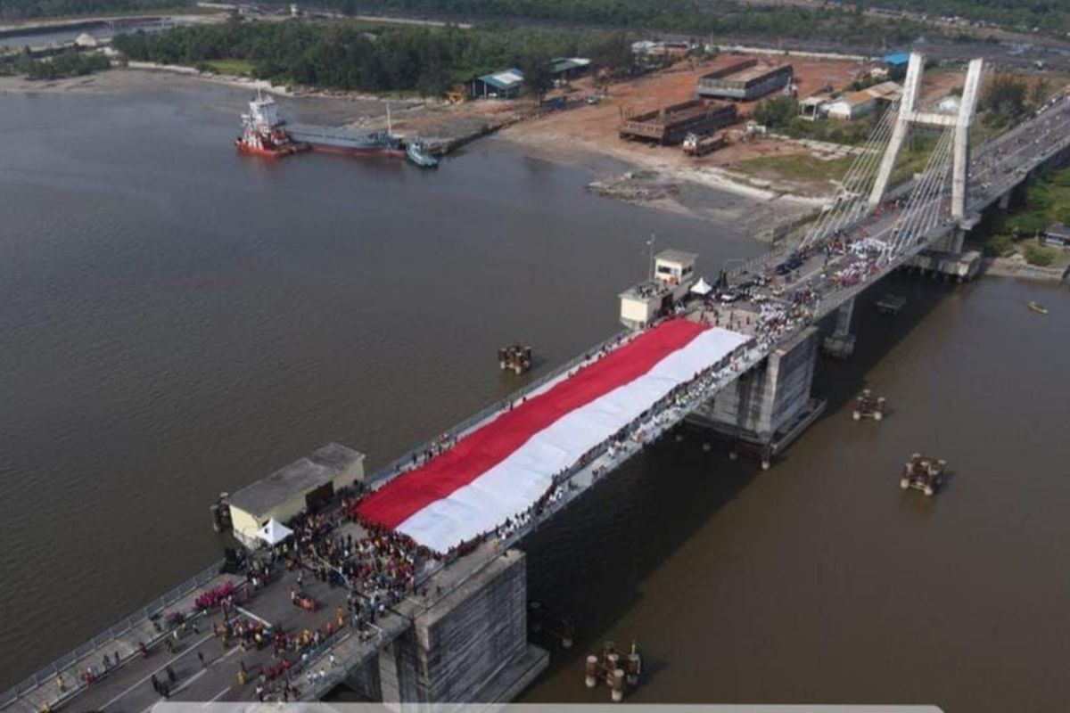 Bendera Merah Putih 78 Meter Terbentang di Jembatan Emas Pangkalpinang ...