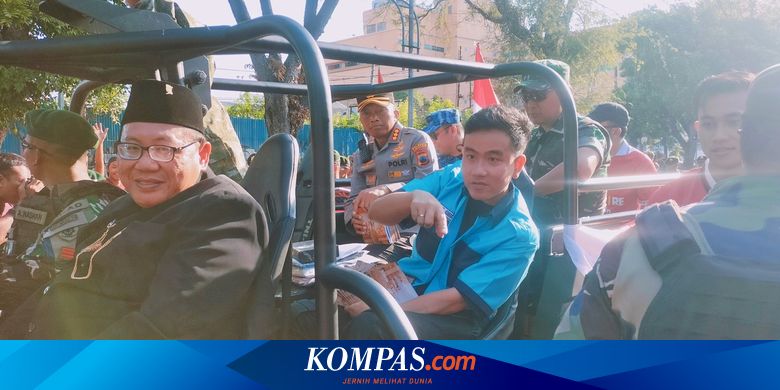 Pertama Kali Ikut Pawai Pembangunan Kota Solo, Gibran Pakai Baju Juru Parkir