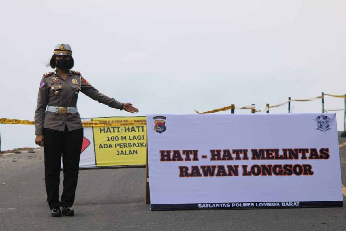 Trotoar dan Pembatas Jalan Menuju Wisata Senggigi Jatuh dari Tebing ...