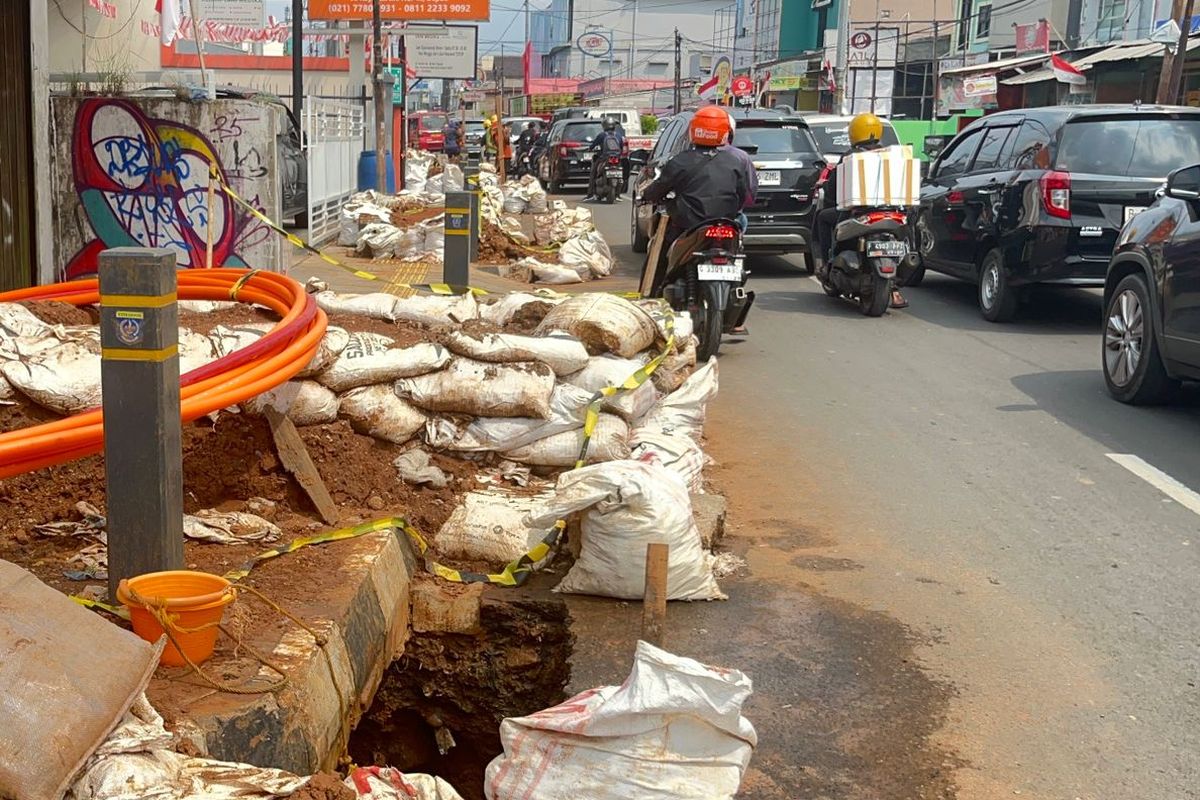 Jalan Kartini Depok Macet Imbas Galian Kabel, Ini Jalur Alternatifnya