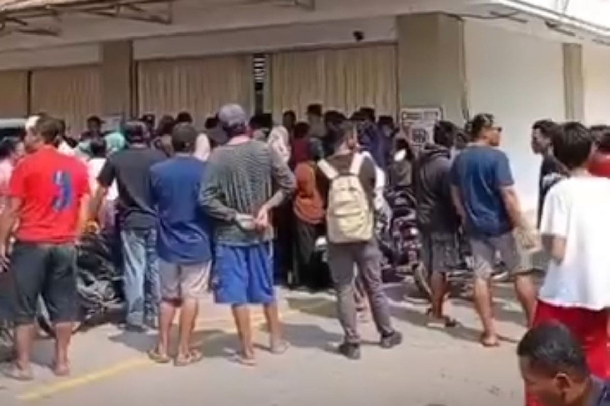 Seorang YouTuber Dikepung Warga Usai Viralkan Bangunan Liar di Babelan