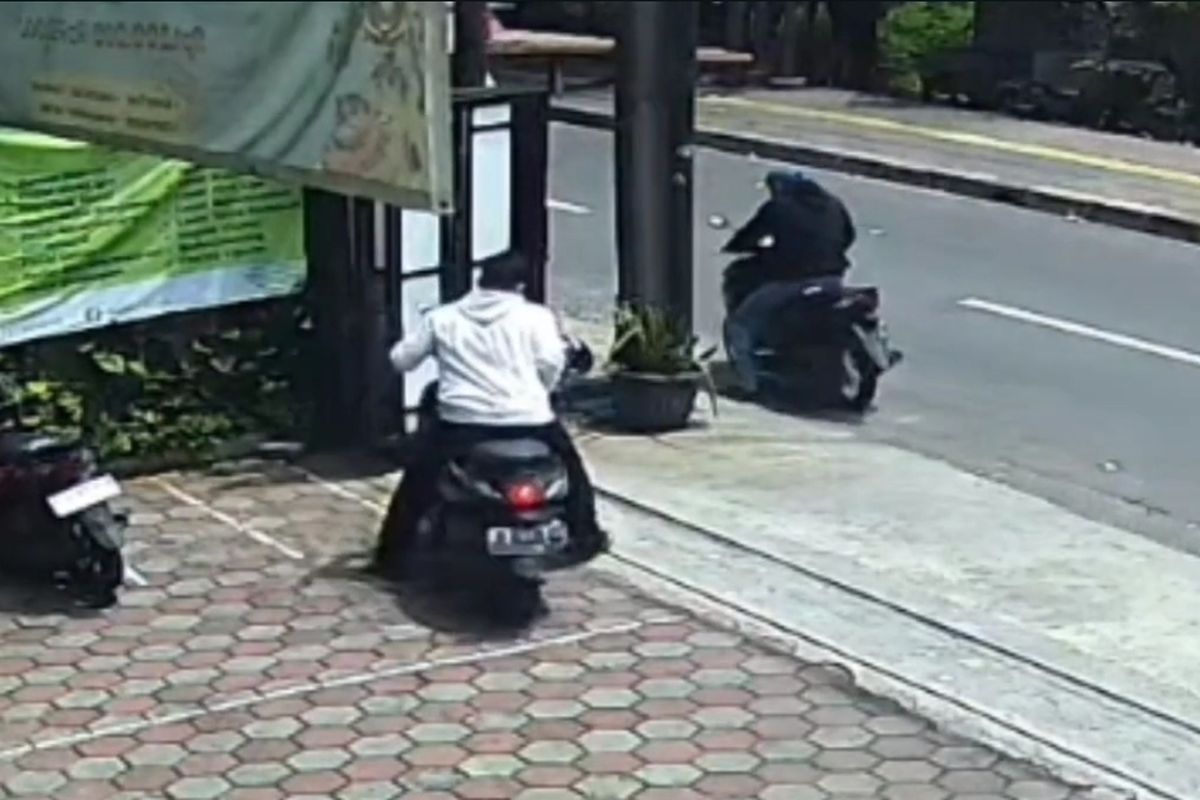 Terekam CCTV, Dua Pria Curi Motor Pasien di Klinik Duren Sawit