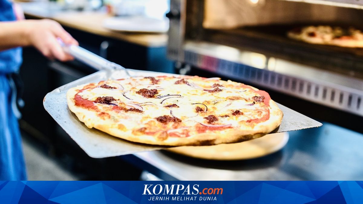 Cara Membuat Pizza Teflon Ala Rumahan, Adonan Tipis dan Keju Lumer