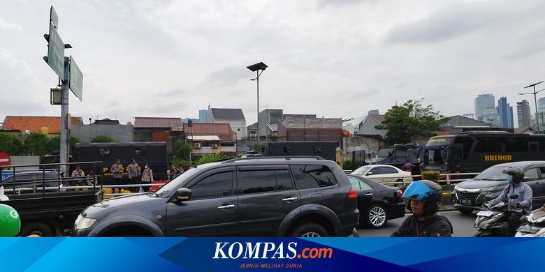 Apdesi Demo di Gedung DPR, Arus Lalu Lintas Jalan Gatot Subroto Padat Merayap