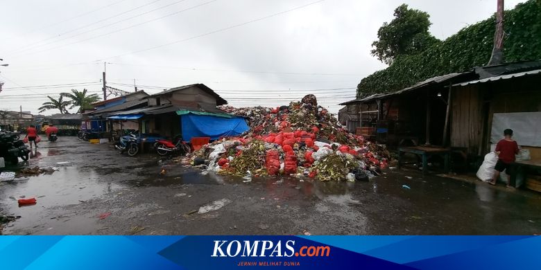 Bau Menyengat Gunungan Sampah di Pasar Kemiri Muka Depok, Pedagang Terpaksa Tak Berjualan