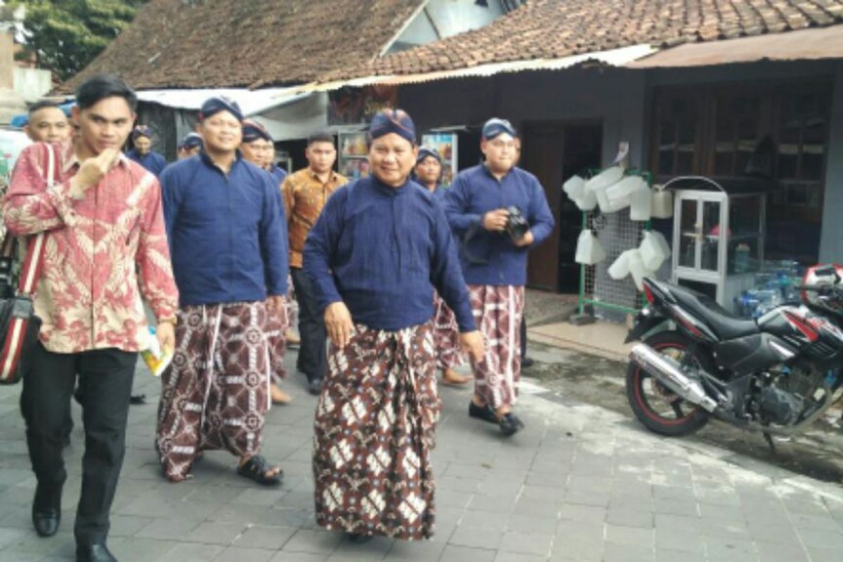 Kenakan Baju Jawa Peranakan, Prabowo Ziarah ke Makam Raja Mataram di Jogja