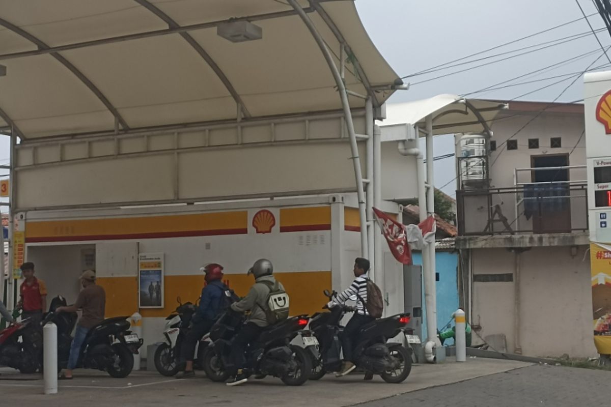 Masih Ada Stok BBM di SPBU Shell Tambun, Antrean Motor Bisa Mengular ...