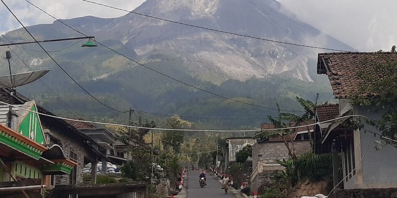 Rumbles on Mount Merapi, Indonesia's Most Active Volcano, Causes Mass ...