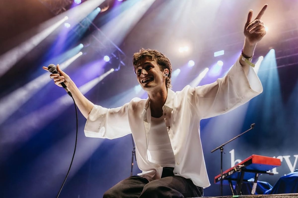 Lirik Lagu Sunday Morning - Henrie Moodie