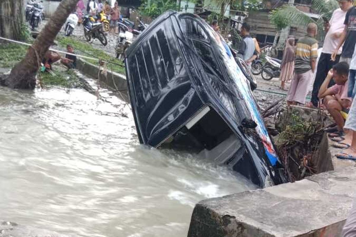Ratusan Rumah di Bengkulu Terendam Banjir, Mobil dan Motor Ikut Hanyut