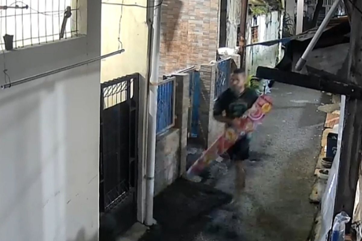 Terekam CCTV Bawa Karpet, Suami Siri Panik Setelah Bunuh Cucu Mpok Nori