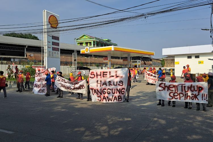 Foto : Karyawan Shell Medan Demo pada Hari Buruh, Tuntut Pesangon