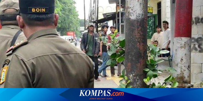 Satpol PP Dilempar Balok Kayu Saat Razia "Pak Ogah" di Pulogadung