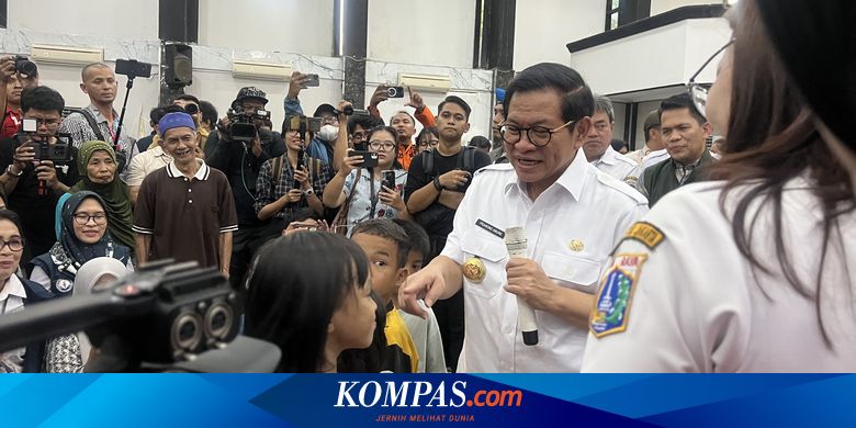 Curhat Pengungsi Banjir di GOR Otista ke Pramono Anung: Tas, Baju, Seragam Sekolah Kebanjiran, Pak!