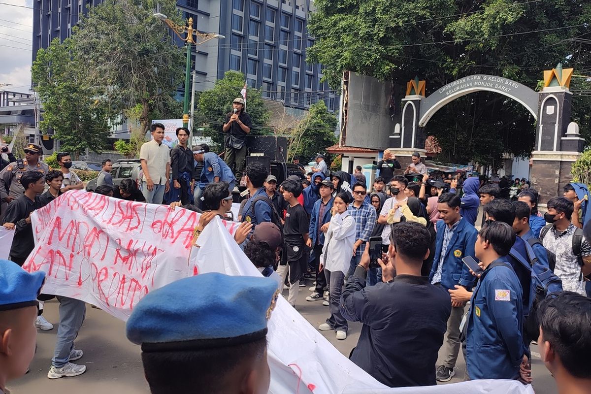 Mahasiswa Desak DPRD NTB Cabut Laporan Perusakan Pintu Gerbang Saat Aksi Kawal Putusan MK