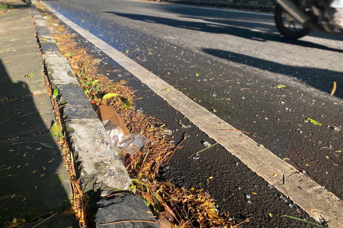Jalan Patal Senayan dan Asia Afrika Dipenuhi Sampah dan Pecahan Kaca