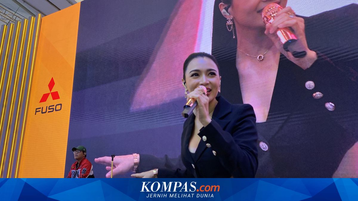 Wika Salim Goyang Booth Mitsubishi Fuso di Hari Terakhir GIIAS 2023