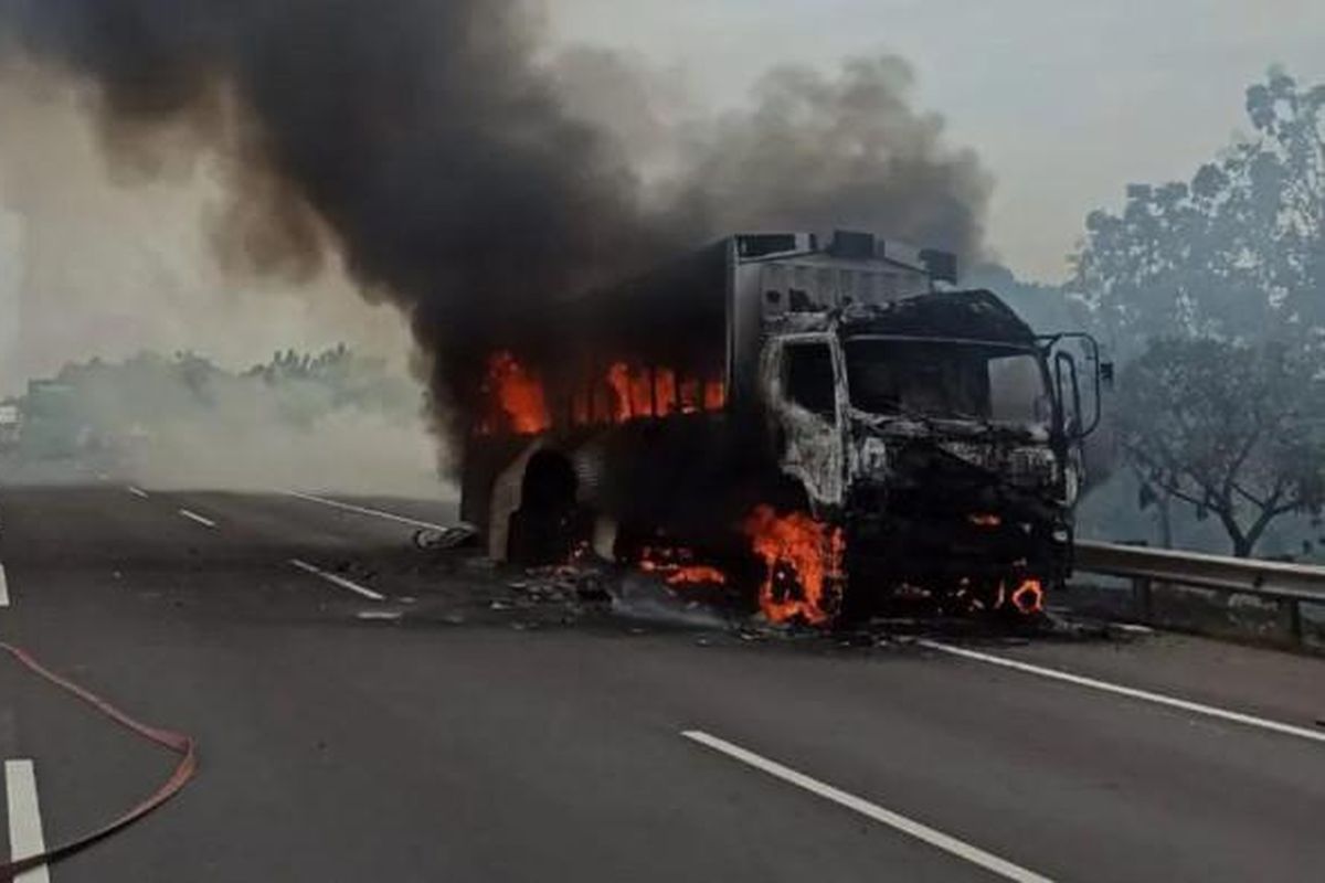 Truk Pengangkut Paket Hangus Terbakar di Tol Cipali