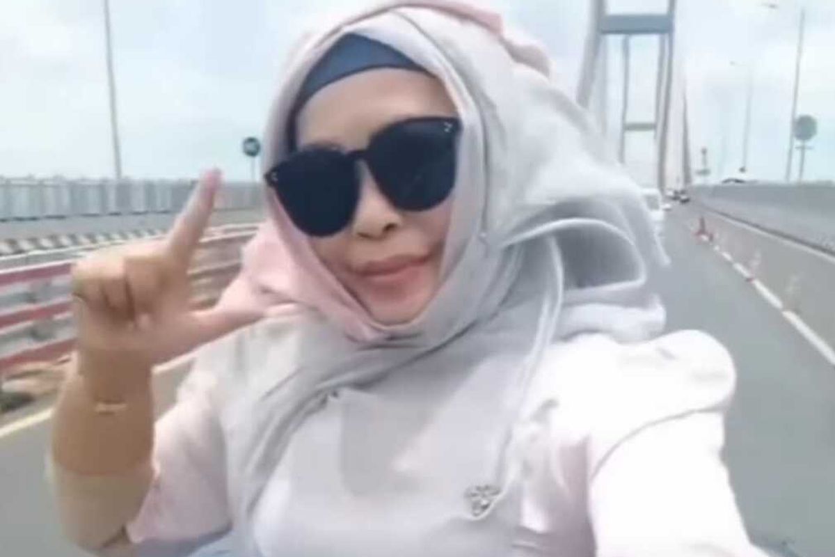 Video Emak-emak Nge-vlog di "Sunroof" Mobil Saat Melintasi Jembatan Suramadu, Polisi: Itu ...