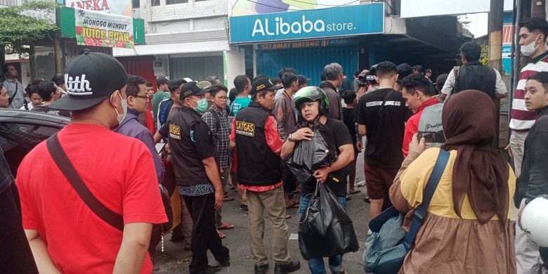 Berita Terkini Harian Pemilik Stan Mal Malang Plaza Selamatkan Barang ...