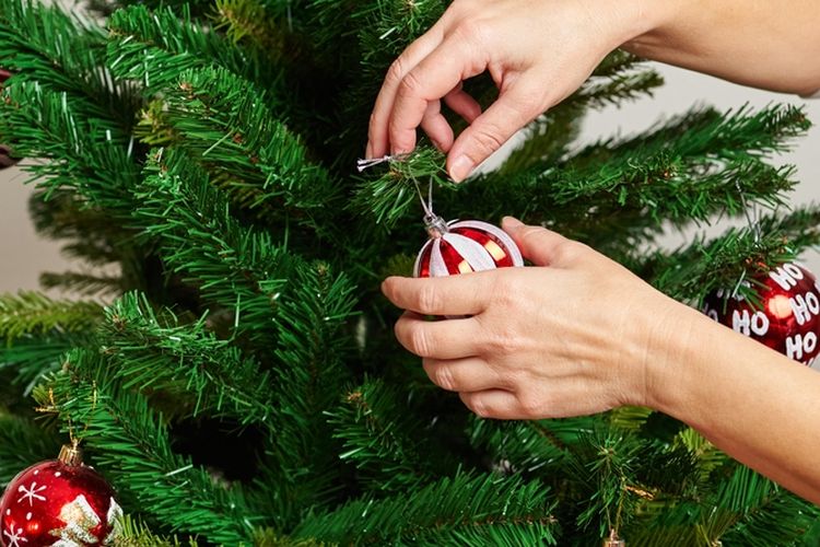 Cara Menghias Pohon Natal Menggunakan Pita