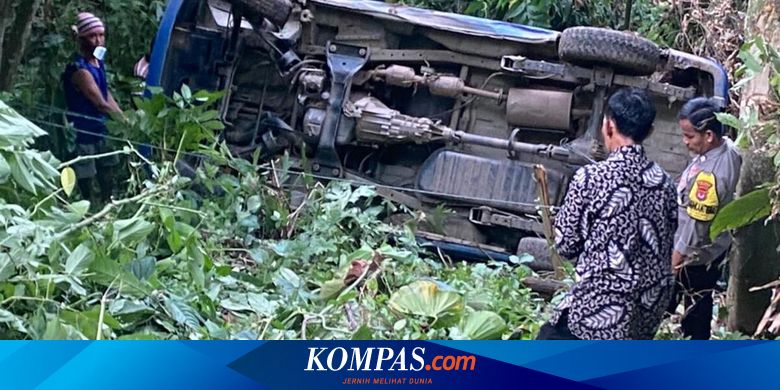 Pulang Antar Pasien, Ambulans Terperosok ke Jurang 10 Meter di Serang