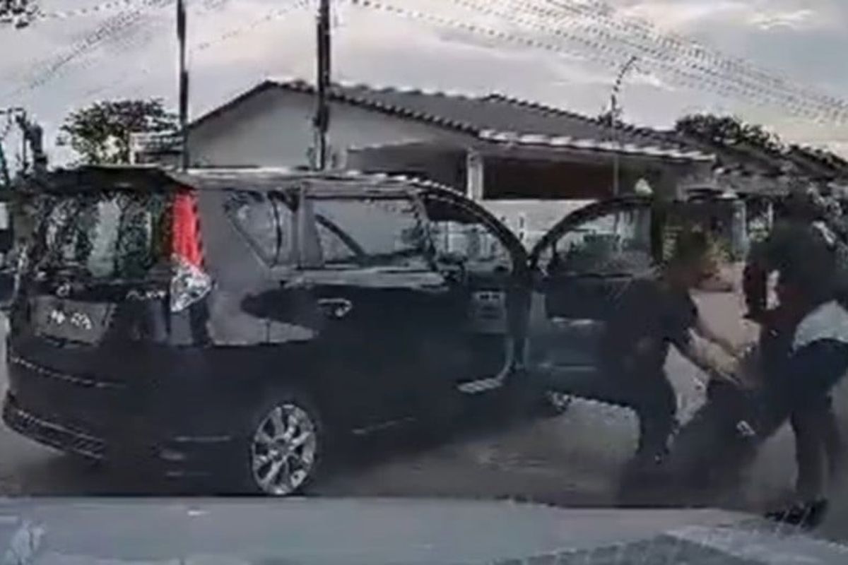 Video Detik-detik Sopir Mobil Gagalkan Penjabretan di Pinggir Jalan, Pepet Motor Pelaku