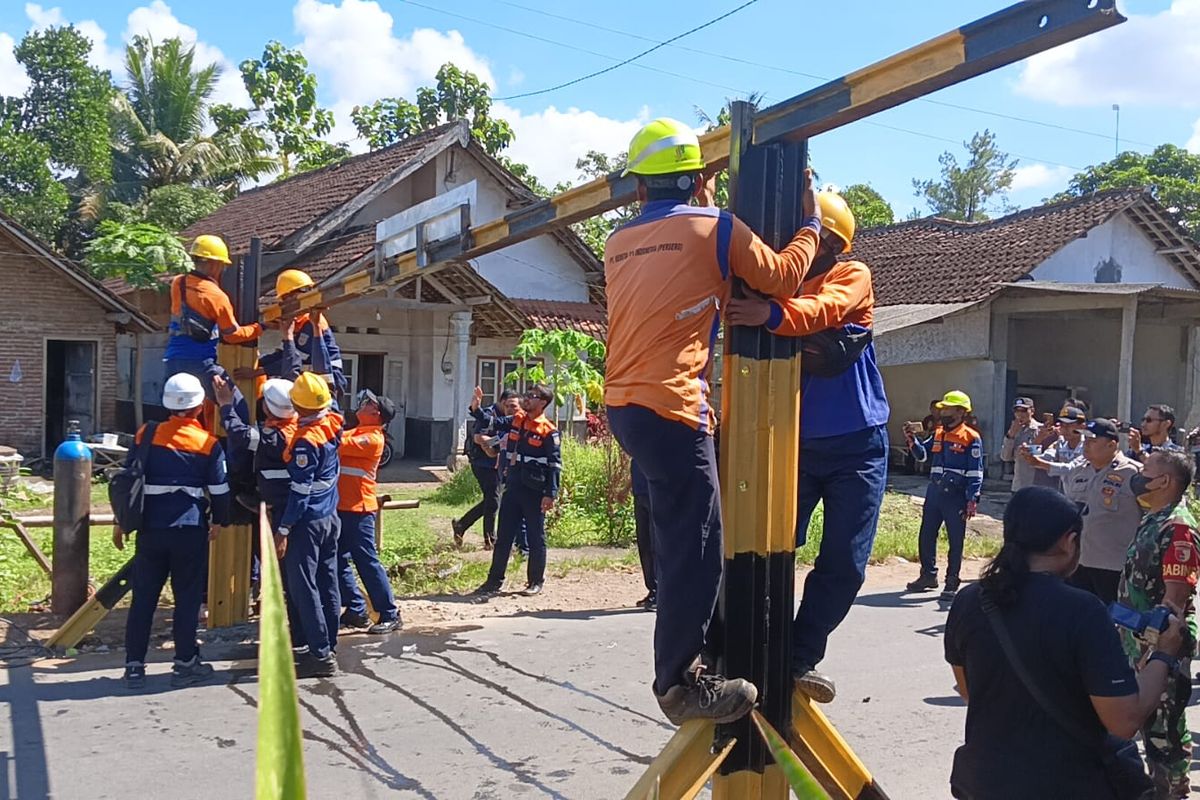 KAI Daop 9 Jember Pasang Portal Atas di Jalur Wisata Rembangan, Truk Tinggi Tak Bisa Lewat