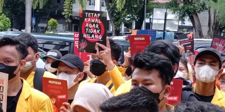 Berita Harian Puluhan Mahasiswa Unsri Kawal Sidang Dosen Lecehkan Mahasiswi Terbaru Hari Ini ...