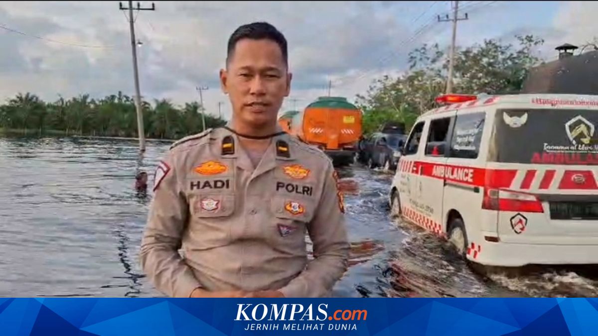 Cerita Petugas Polisi Siang Malam Basah-basahan di Jalan Lintas Sumatera