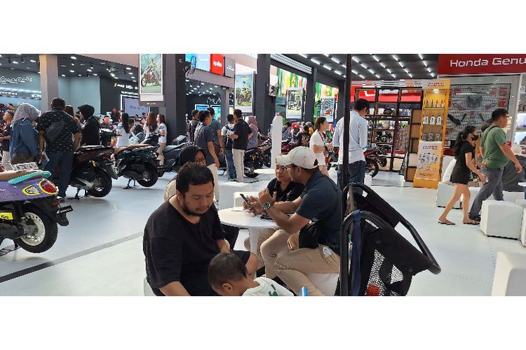 Jadi Primadona di JFK 2025, Ini Promo dan Teknologi Honda PCX160 RoadSync yang Bikin Penasaran