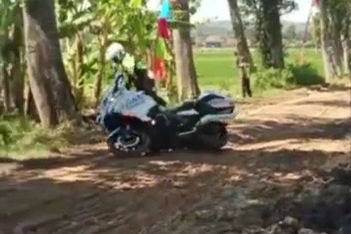 Motor Pengawal Iring-iringan Presiden Jokowi Terpeleset Lewati Jalan ...