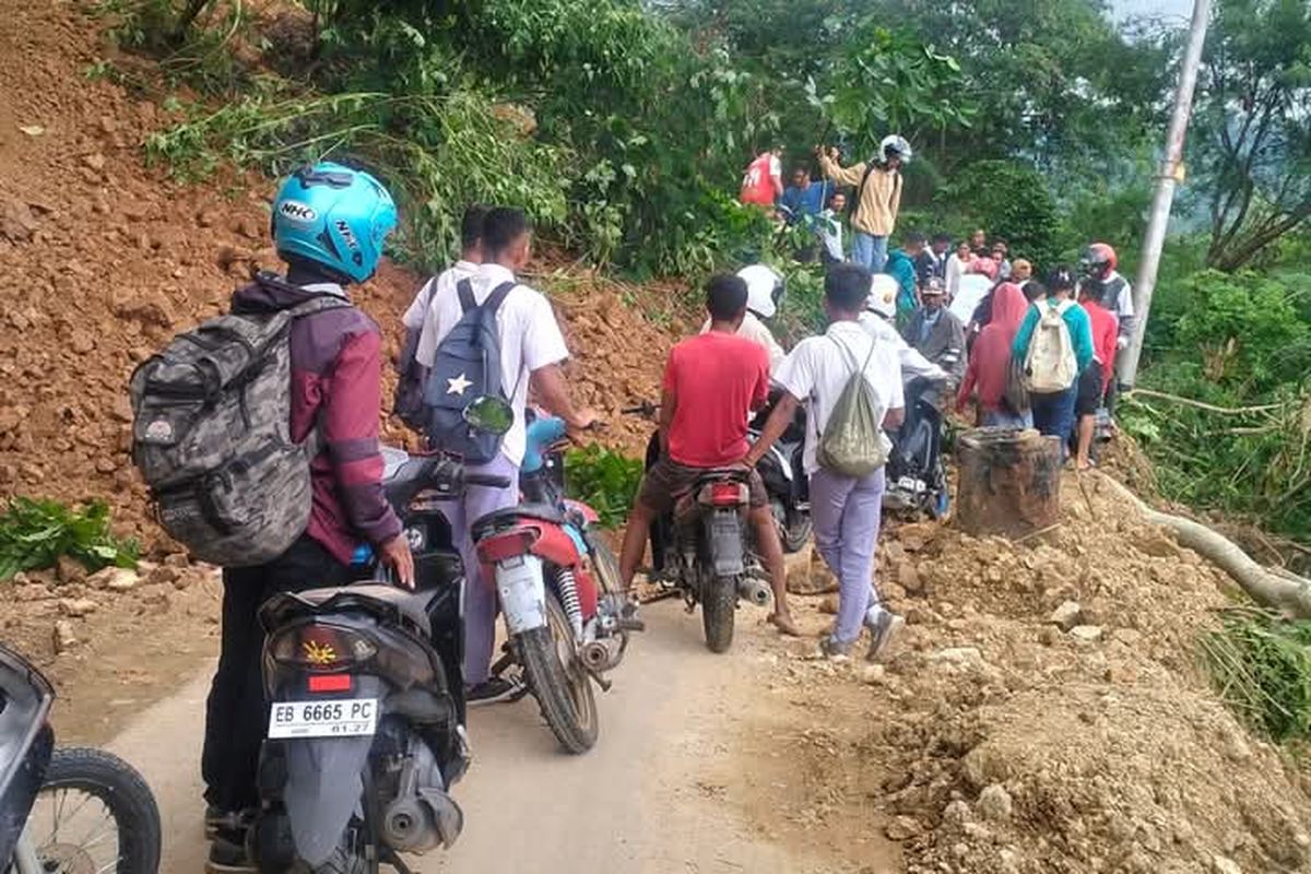 Longsor Tutup Badan Jalan di Manggarai Timur, Akses ke 5 Desa Lumpuh