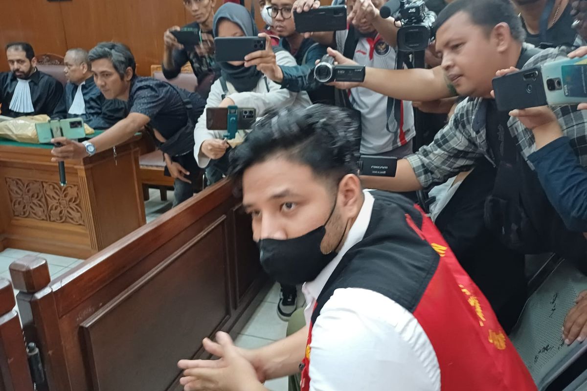 Saat Jalani Sidang Narkoba, Ammar Zoni Dapat Kabar Ayahnya Sakit