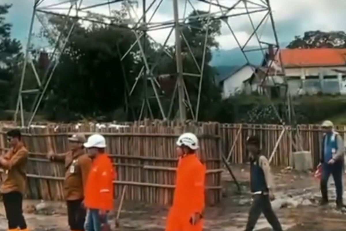 Viral Menara Listrik di Bumiayu Brebes Diterjang Banjir Bandang, PLN ...