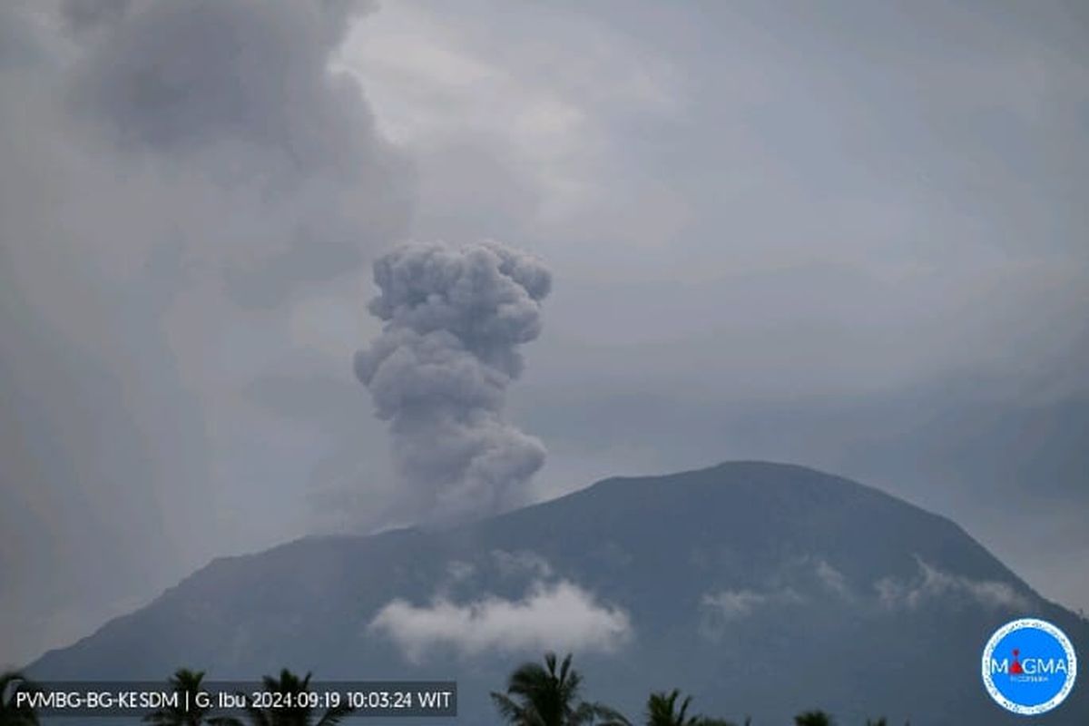 Gunung Ibu Meletus, Warga dan Wisatawan Diimbau Waspada